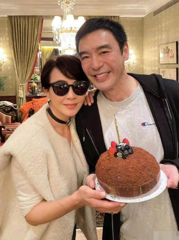 Liu Jialing is a photo of Zhong Zhen Tao Qingsheng, sunny eyes, and the two feelings intimate ...