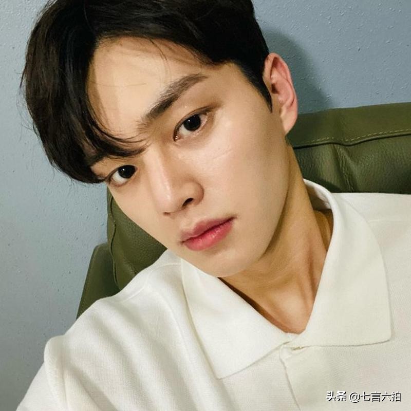 Like his predecessor, Chi Zhenxi, Song Jiang slanted his neck and ...