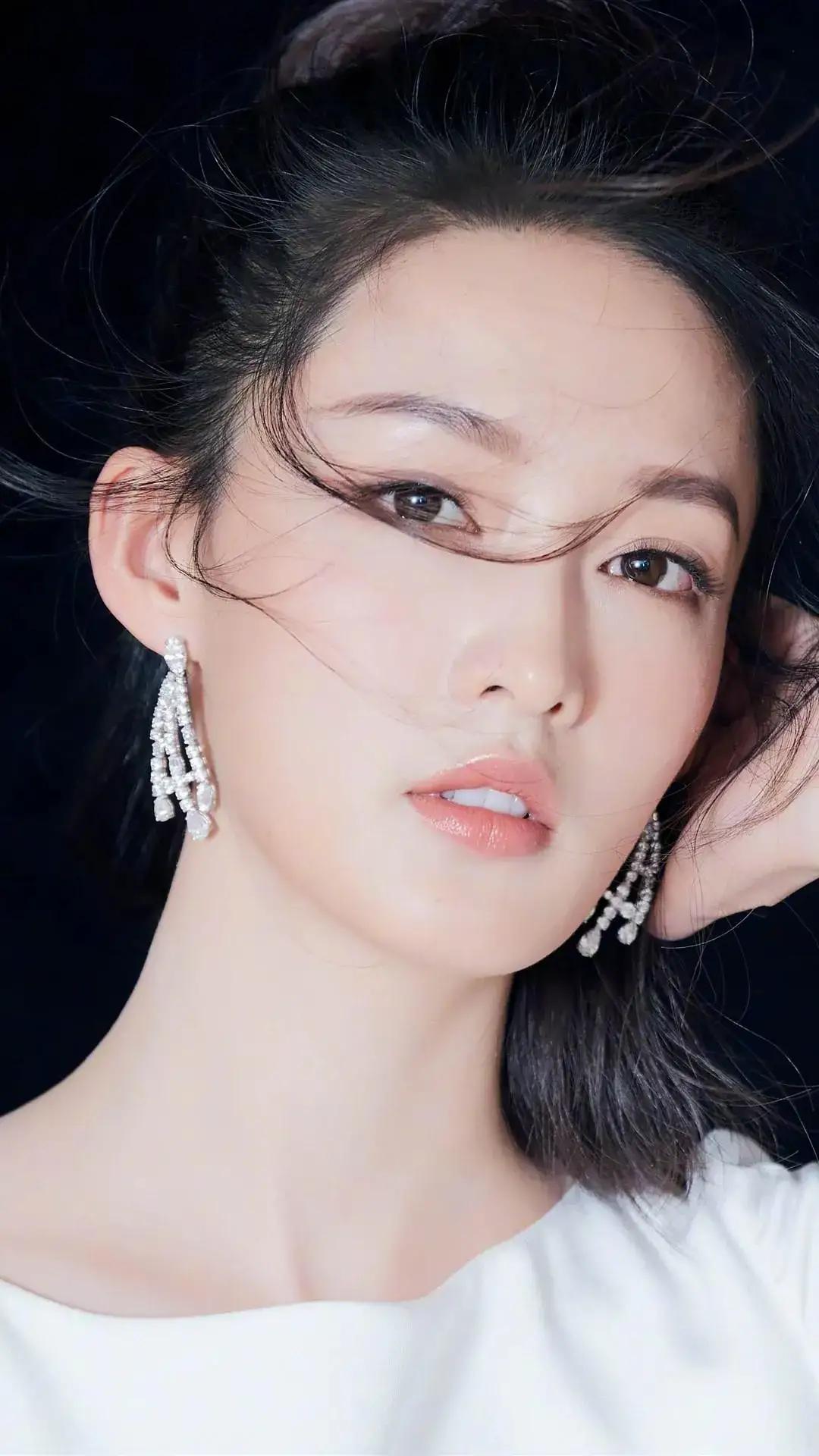 Peerless beauty carries Li Qin, heroic and beautiful Chen Yuqi - iNEWS