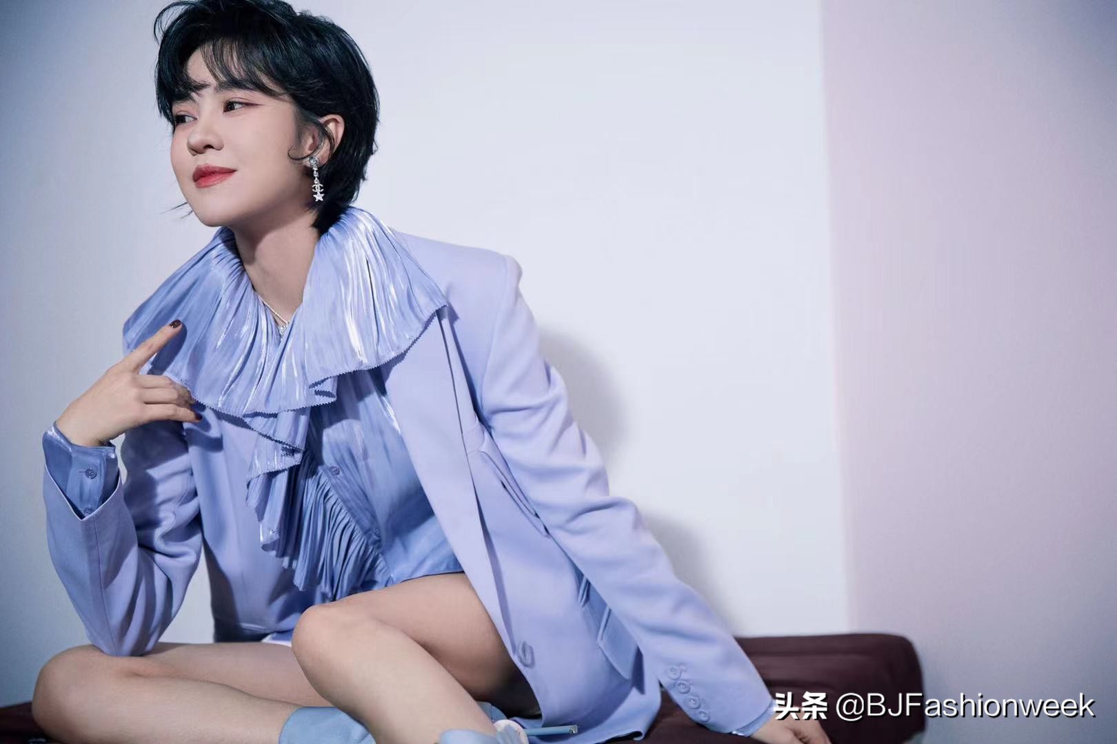 Yu Kewei wears a blue suit with silver ankle boots, what kind of visual ...