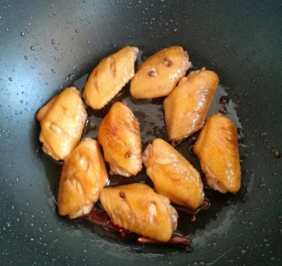 When frying the sugar color, don't fry the rock sugar directly in the ...