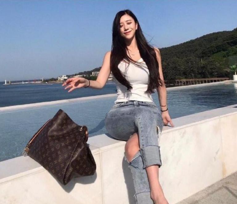 Jin Yeying, a nine-headed beauty from South Korea, is tall and well-proportioned, with a tight ...