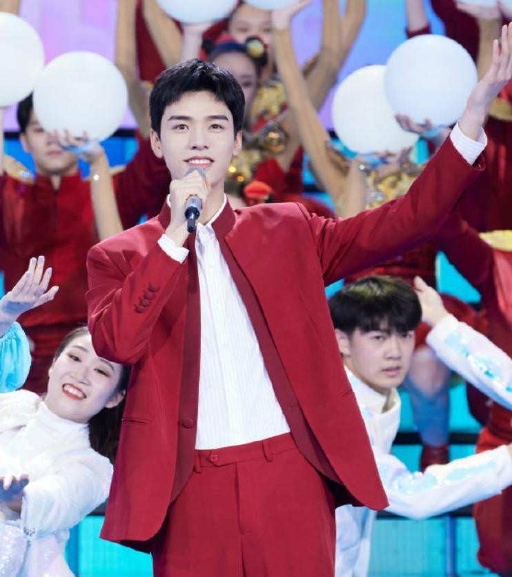 The photo of Gong Jun's graduation from university was exposed. It is ...