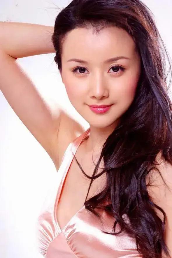 The supermodel Feifei Sun is indeed very seductive - iNEWS