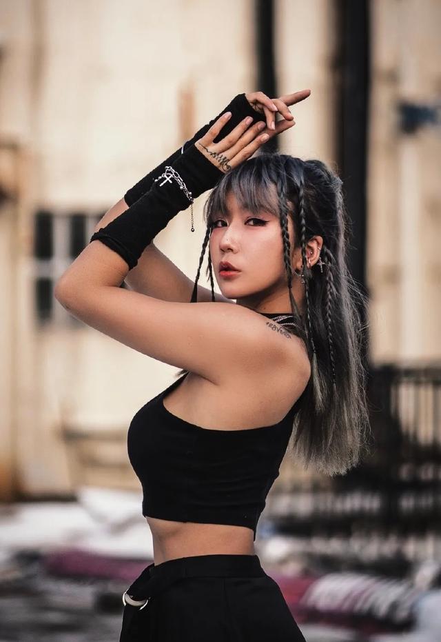 Jiang Liming, China's "First Queen of Buttocks"!63cm waist + 96cm hips!How did you get it - iNEWS