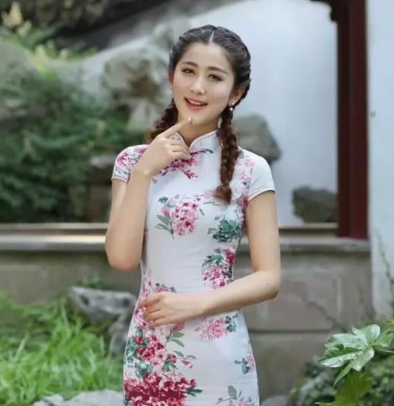 The cheongsam is so matched with the hairstyle, the style is changeable ...