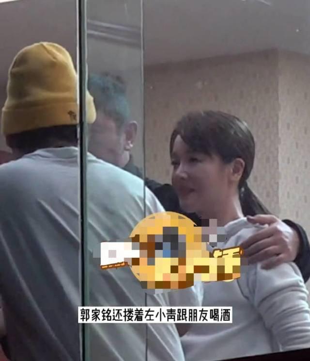 43-year-old Zuo Xiaoqing's new romance exposed?Leaning on head and ...