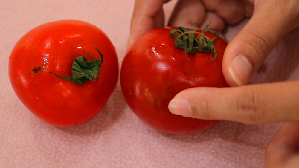 When buying tomatoes, teach you a trick. All the tomatoes you buy are ...