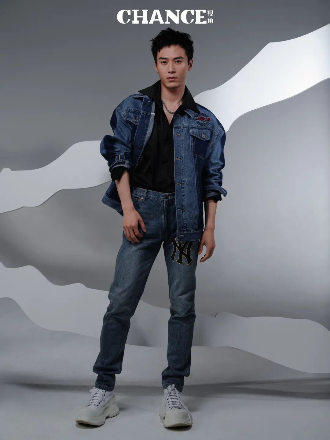 The rich woman circle old bustard stares at the top stream in the ...