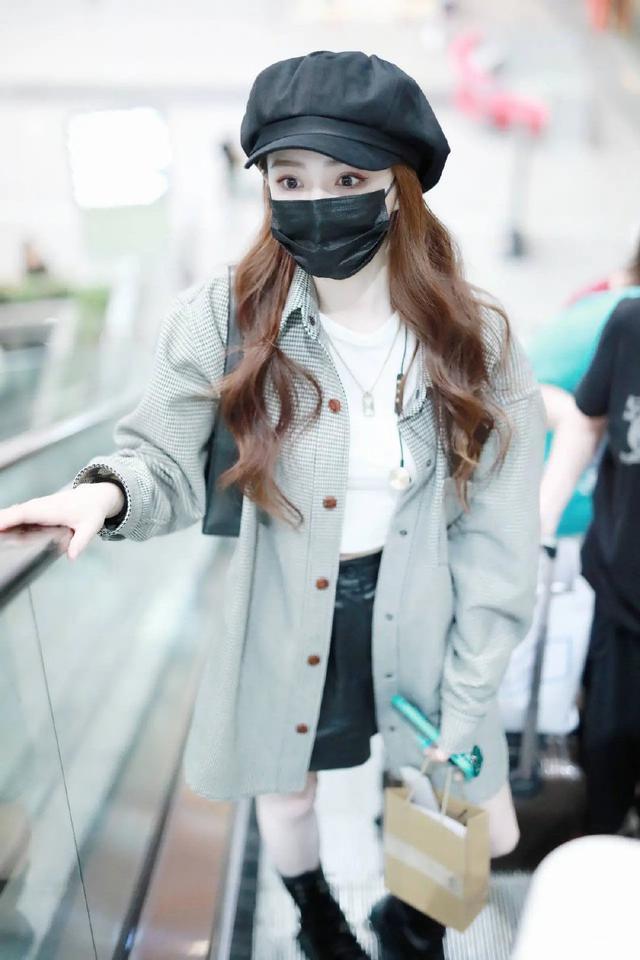 Xu Lu dressed really coolly at the airport, and the dent clothes were ...