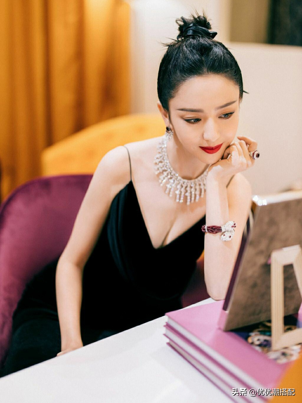 Leaving her beauty, Liya Tong is so real, she wears a dress with ...
