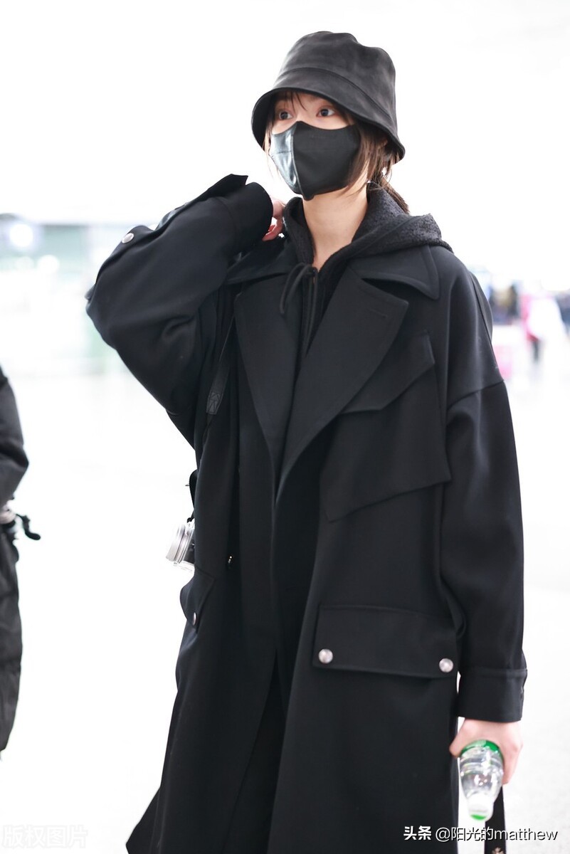Street shot: Zhang Yishang all black look rushes to the trip, fresh ...