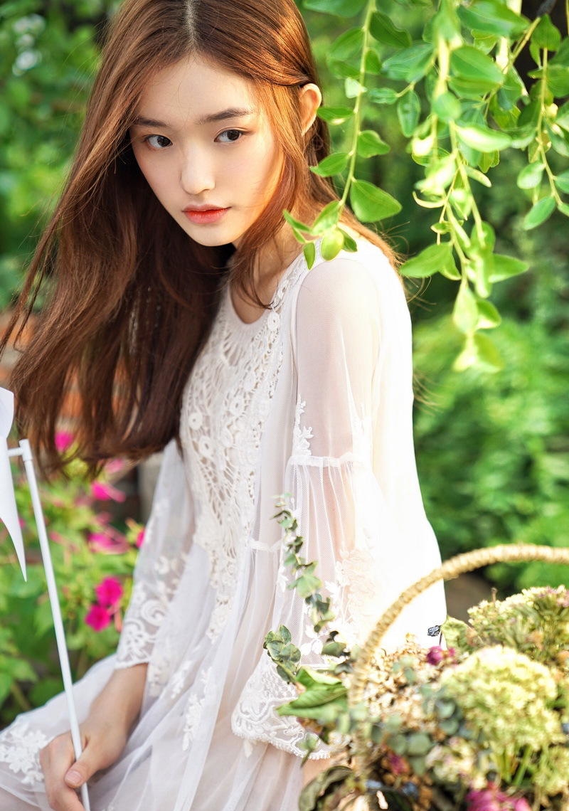 Celebrity Legs Picture-Lin Yun - iNEWS