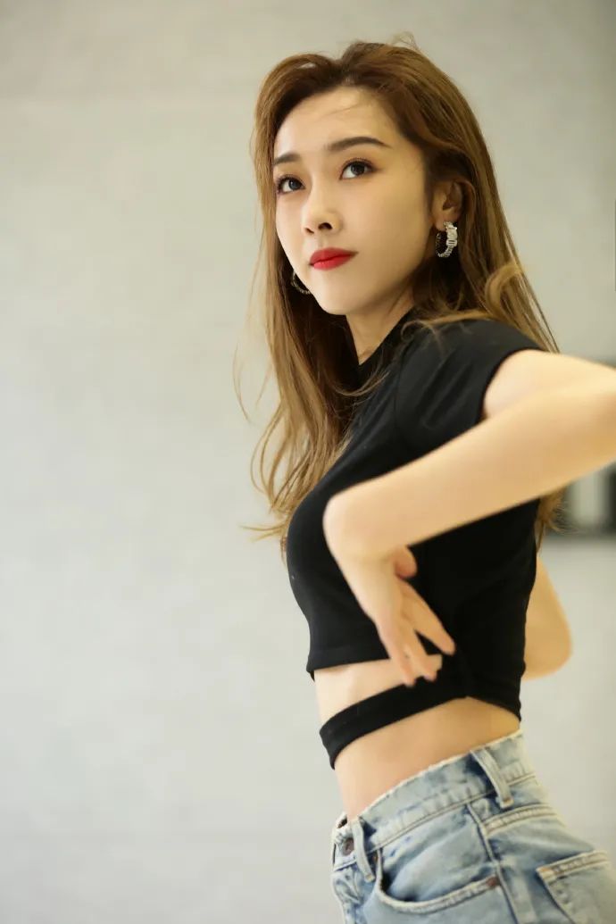 Xuan Lu's figure is unexpectedly good. She is not enough to wear short ...