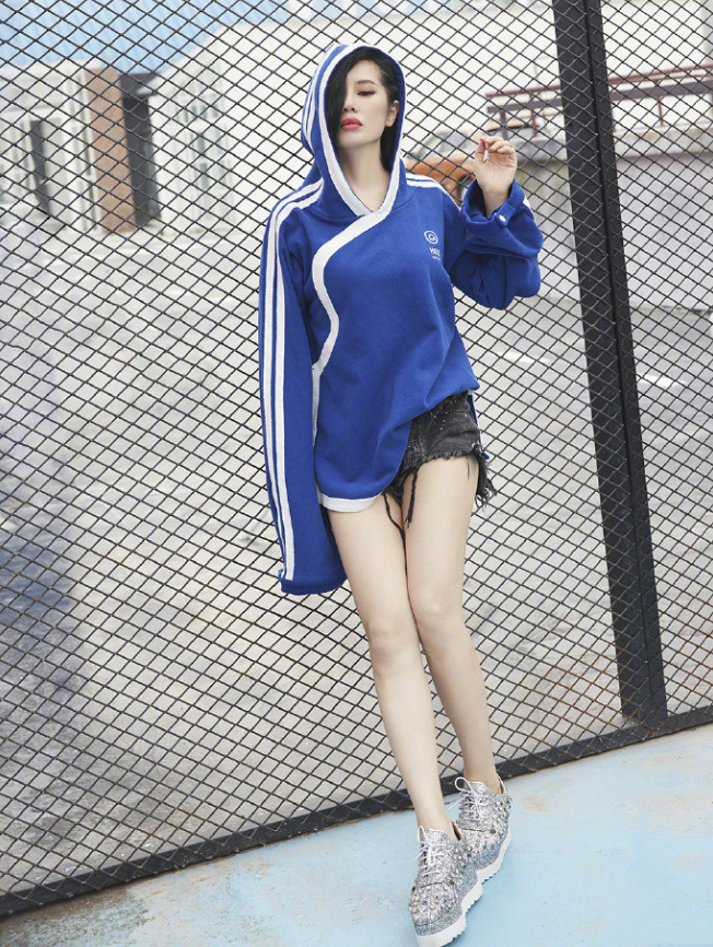 44-year-old Yu Nan is really domineering! Wearing a sweater with shorts ...