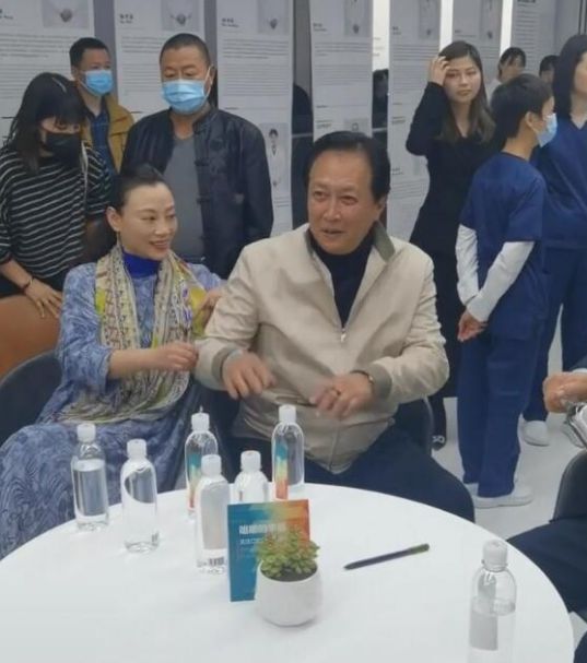 so awkward!47-year-old "Duan Fei" Li Yijuan took a group photo with ...