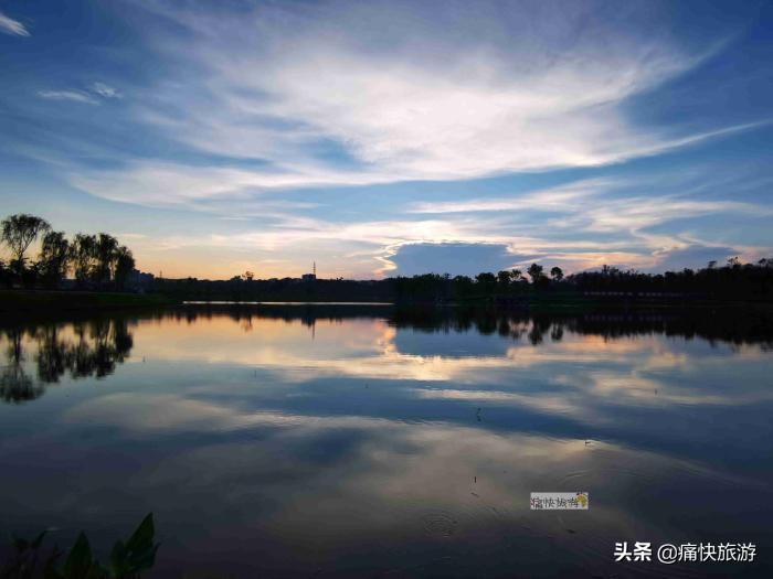 At sunset and dusk, I met the Yikun River in Zigong, a dreamlike illusion - iMedia