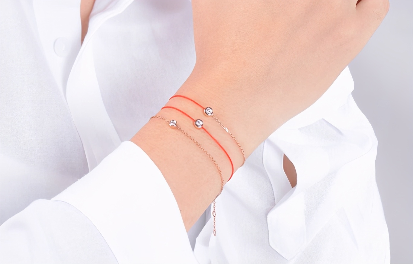 Qi Wei and Bai Bing also love this little red rope in Jin Chen's hand ...