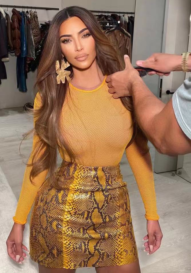 Kardashian high-profile show affection! Wear a strapless tight skirt to ...