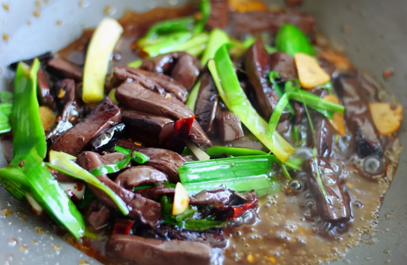 Stir-fried pork blood, don't cut it, just fry it!Keep in mind an ...