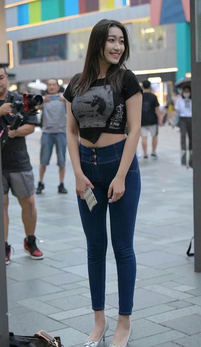 Simple and tight-fitting jeans, creating beautiful leg lines and ...