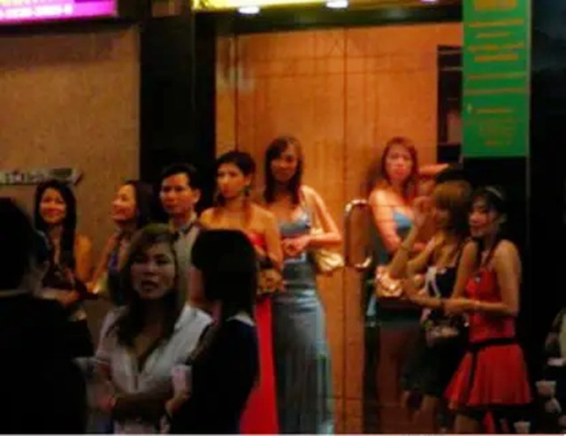 "Red Light District" in Wanchai, Hong Kong: There are many nightclubs ...