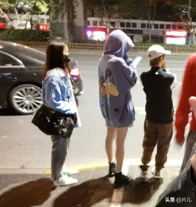 Yang Mi and Guo Jingming were met by chance on the street, and their ...