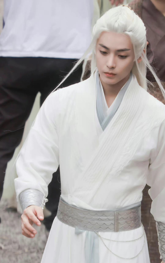 Hou Minghao has another new drama, and his costume in white clothes is ...