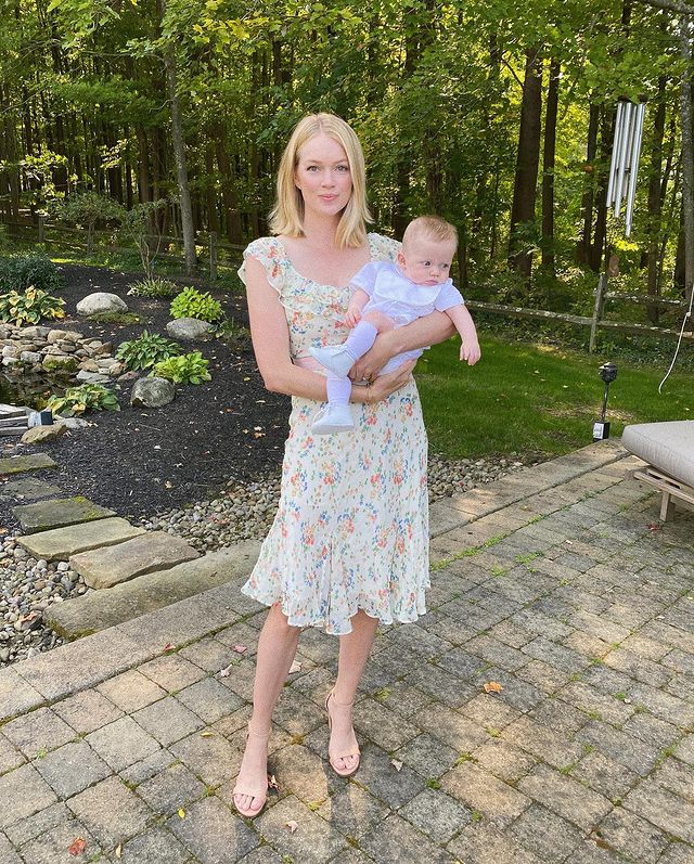 Victoria's Secret Angel Lindsay Ellison: Holding a baby and taking ...