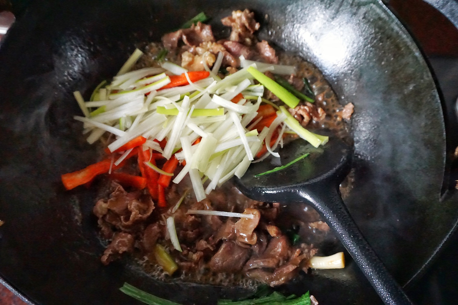 The most suitable dish in winter, stir-fried goat meat, nutritious and ...