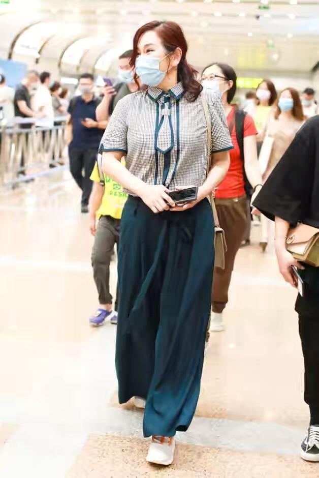 Chen Songling's outfit is really girly!Black jumpsuit with beret, age ...