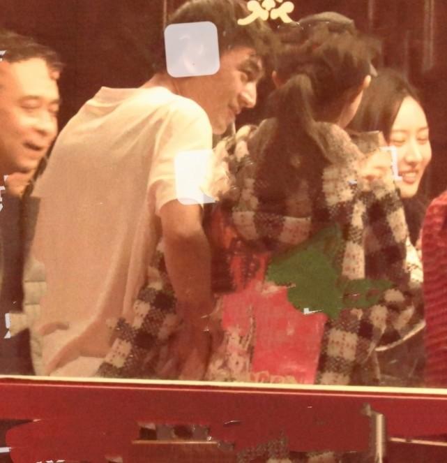 Changed girlfriend again?Lin Gengxin was photographed taking girls to ...