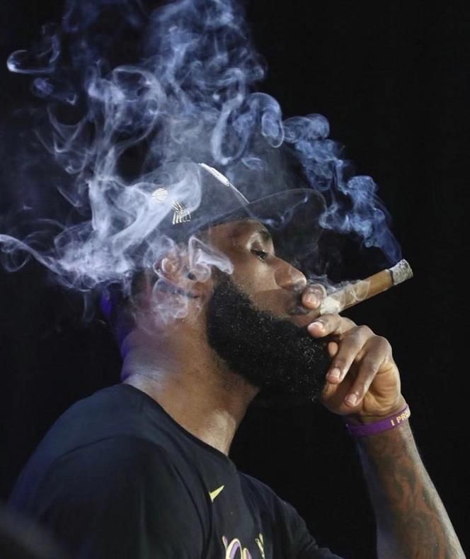 NBA superstar smoking cigar photo: Jordan domineering side leakage ...