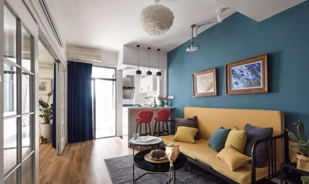 My friend's small apartment of 42 square meters, with gorgeous colors ...