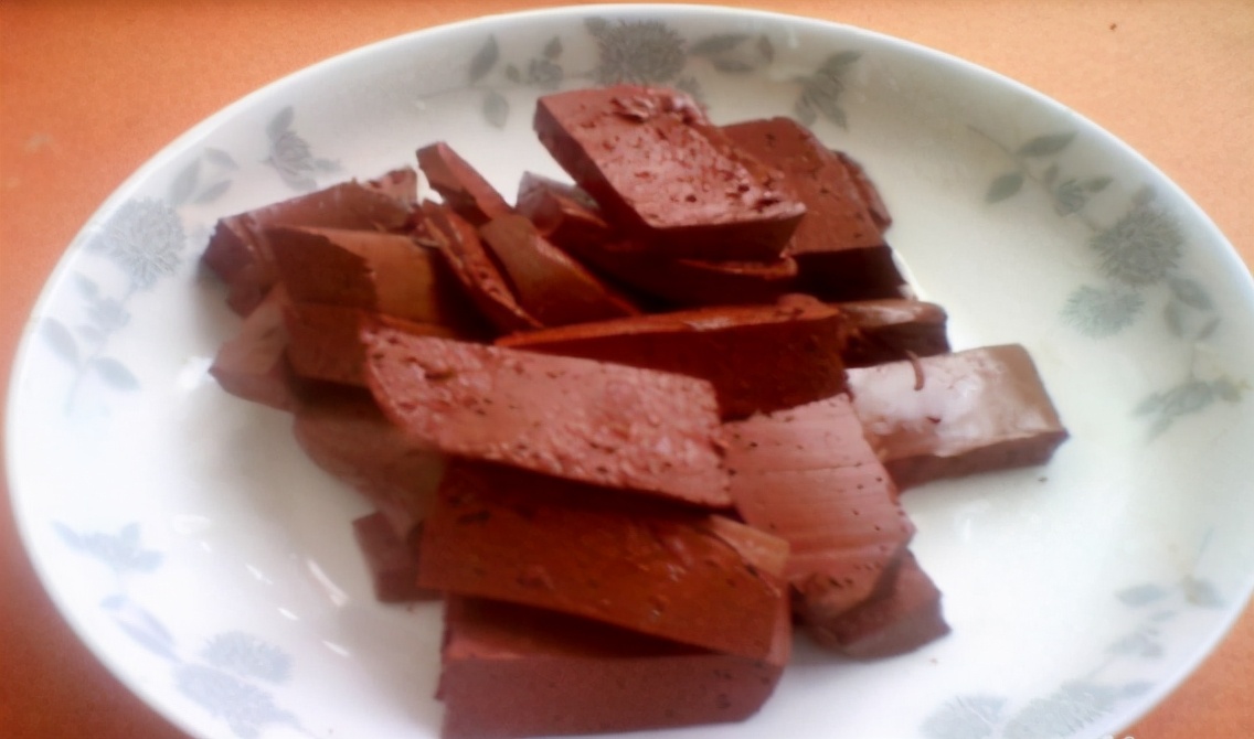 Stir-fried pork blood, don't cut it, just fry it!Keep in mind an ...