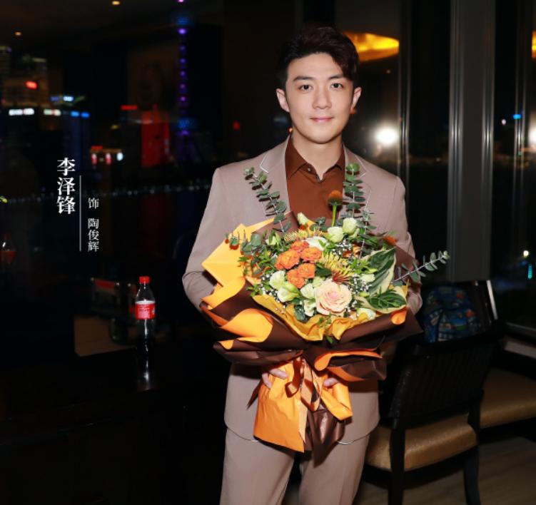 Li Zefeng is everywhere in the stills of "The Two-Eight Law of Love" - iNEWS