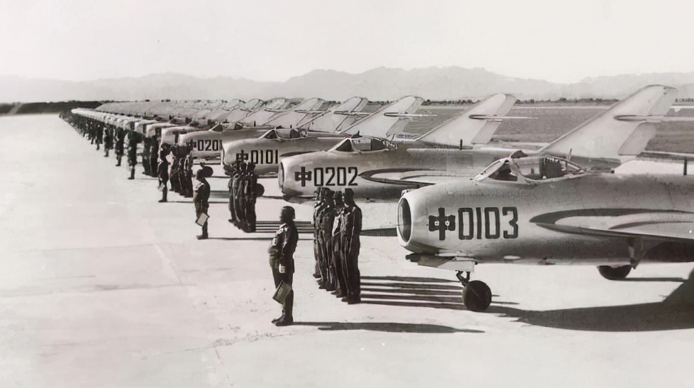 The first domestic jet fighter J-5 successfully flew for the first time ...