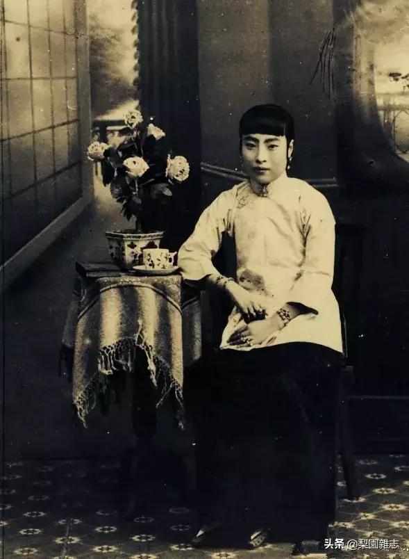 At what age did Peking Opera have a large number of actresses? - iNEWS