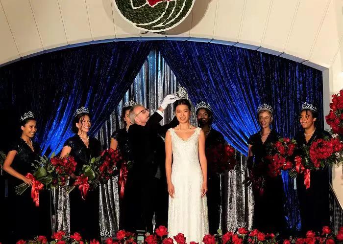 The 104th Rose Royal Coronation Asian girl takes off the crown - iNEWS