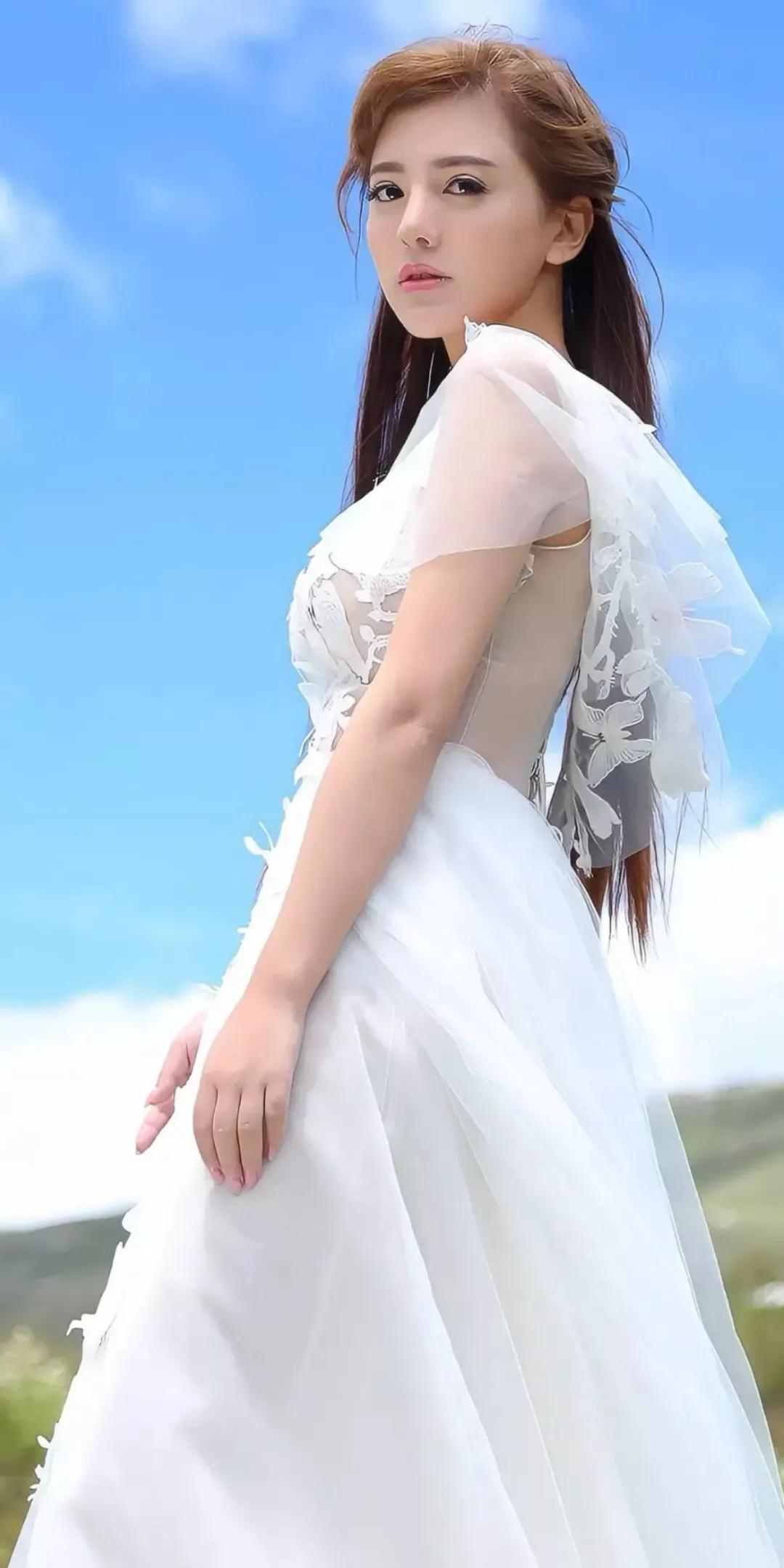 Chinese Tibetan singer, succeeded in entering the Asian market after ...