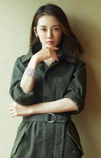 Zheng Kai's wife, Miao Miao, has white skin and beautiful long legs - iNEWS