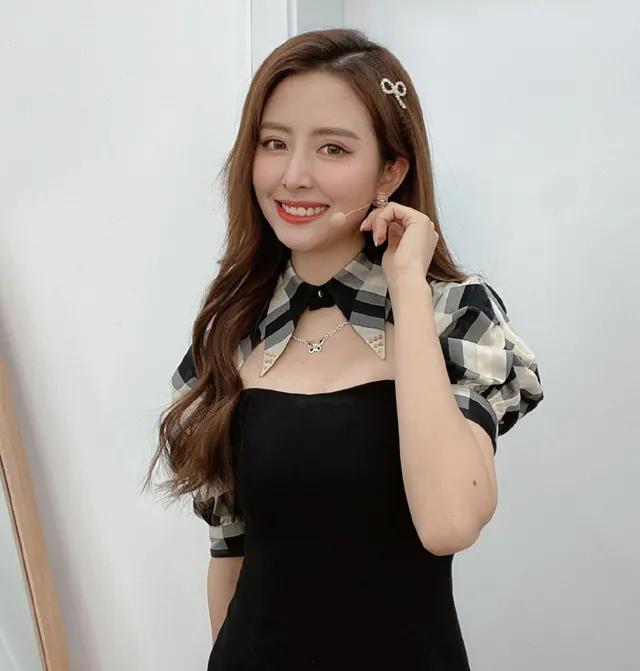 Wang Meng's work photo! Xiao Nan wears a strapless dress and is as ...