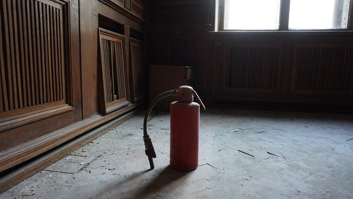 Abandoned Stalin Villa: The swimming pool must be sea water, almost ...