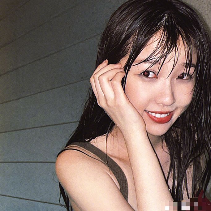 Yu Shuxin's wet body in the swimming pool shows her slim figure - iMedia