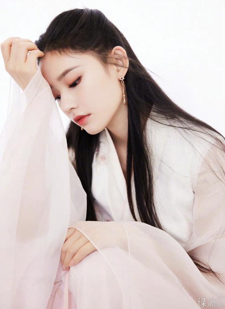 Lin Yun tried the costume styling, with pink ancient outfit and long ...