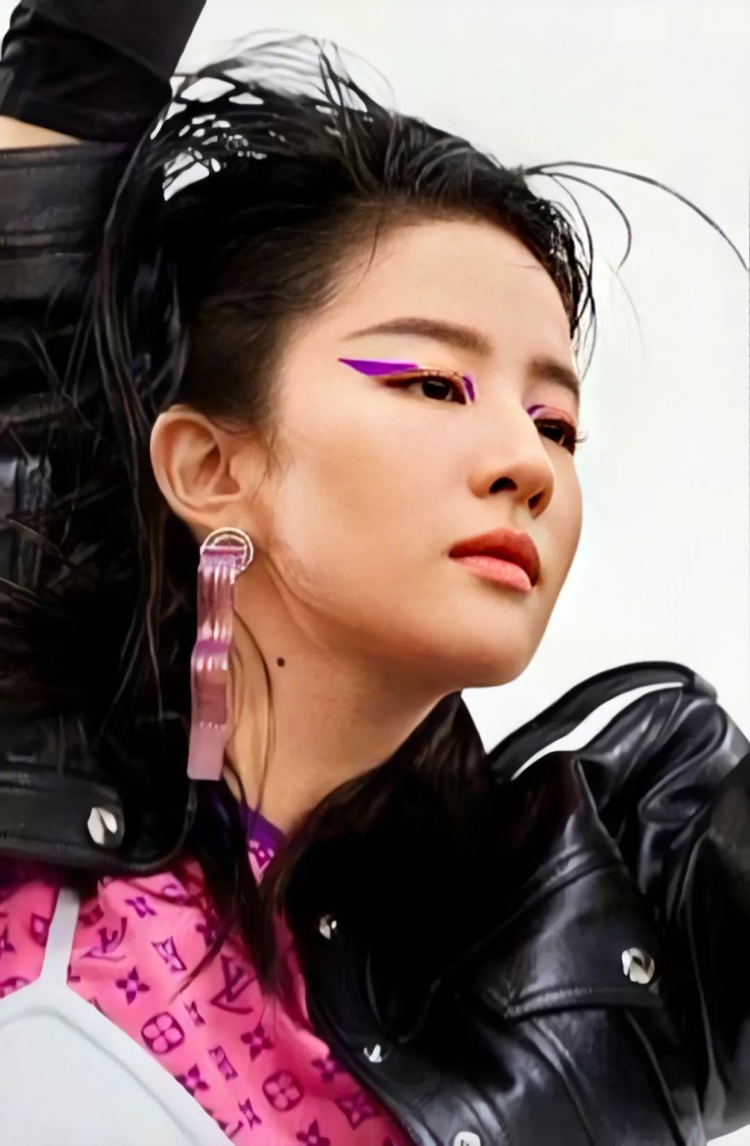 Liu Yifei appeared on the cover of "VOGUE" for the second time ...