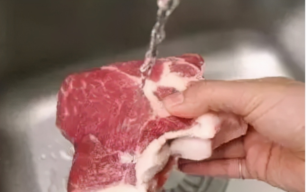When washing pork, only rinse with clean water?The method is too low ...