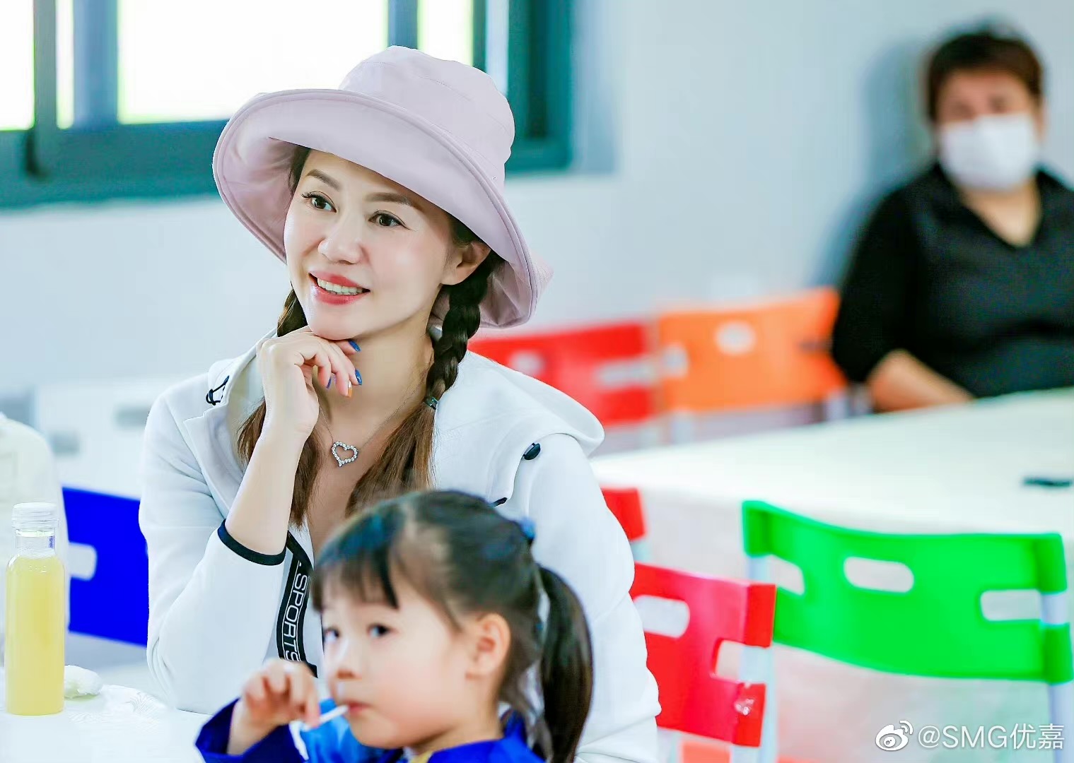 SMG host Yujia Sun cuts rice with her child in the fields, and her ...