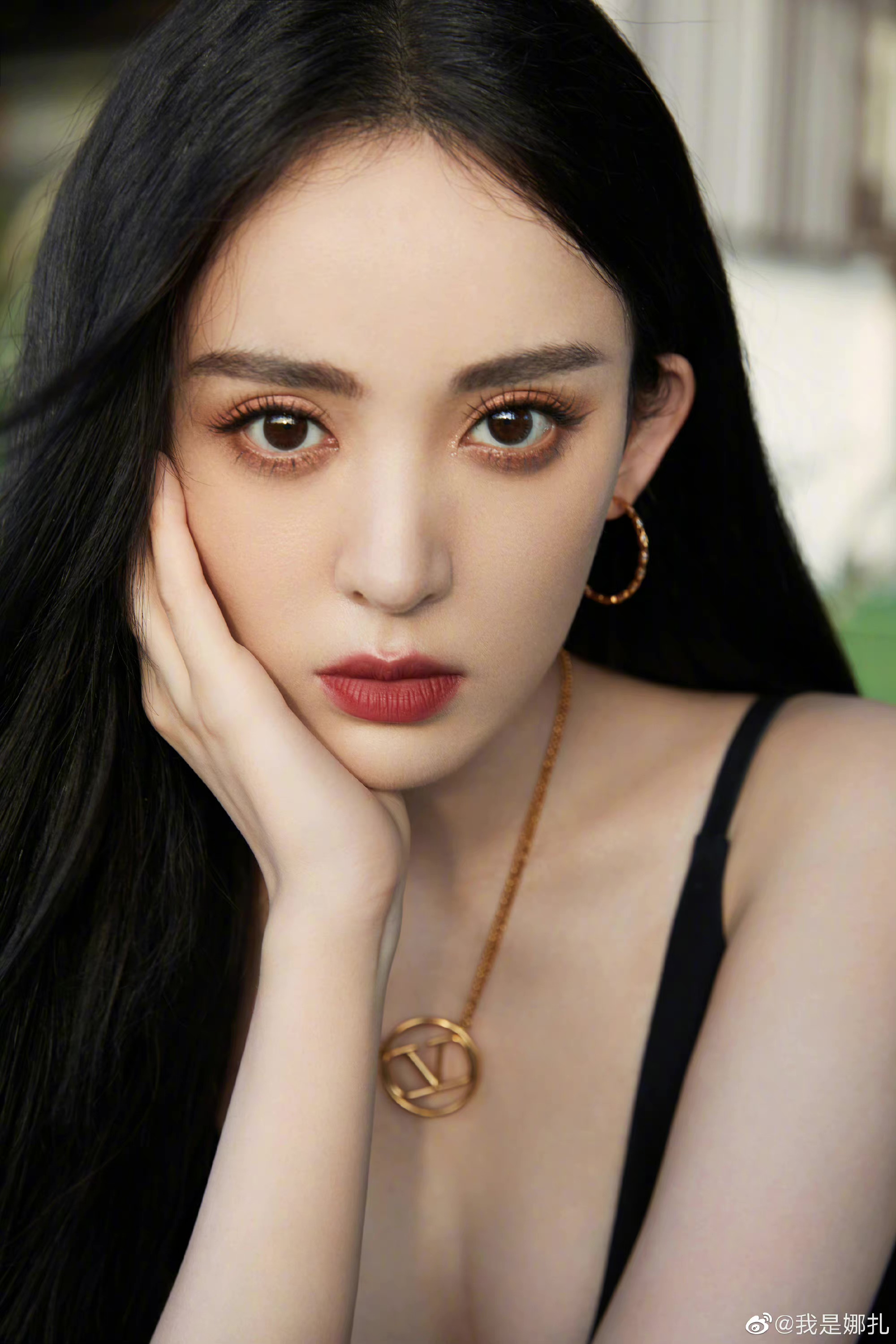 Gu Li Na Zami is crazy!The open-chested and backless long skirt is ...