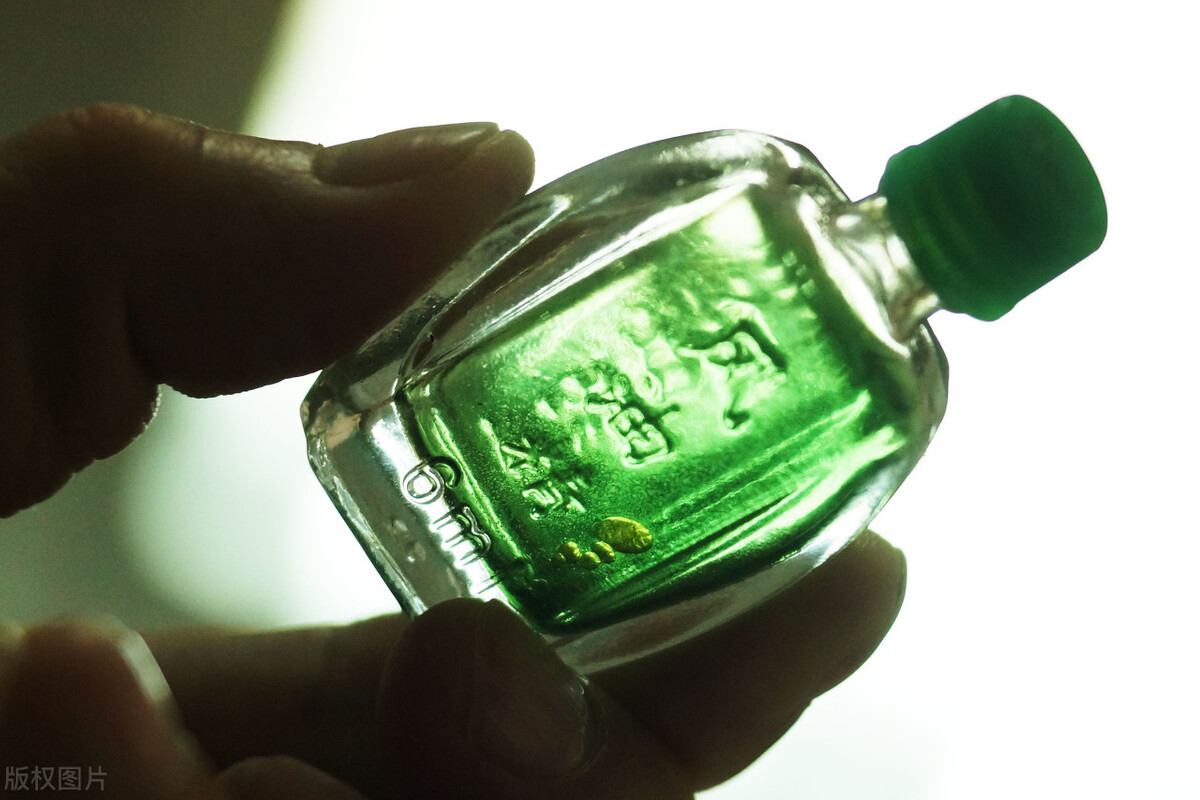 Before going to bed, a man drips Fengyou essence into his belly button ...